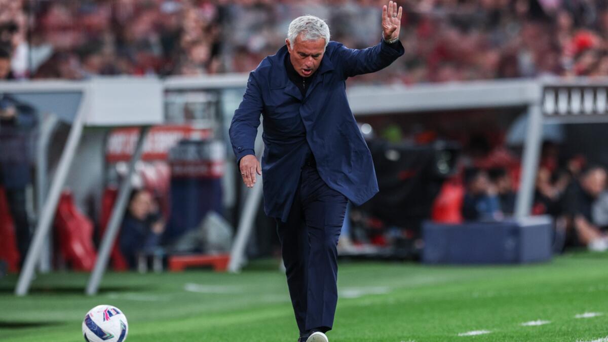 Mourinho diz que não soa a despedida: "Calma, só falta uma semana ...