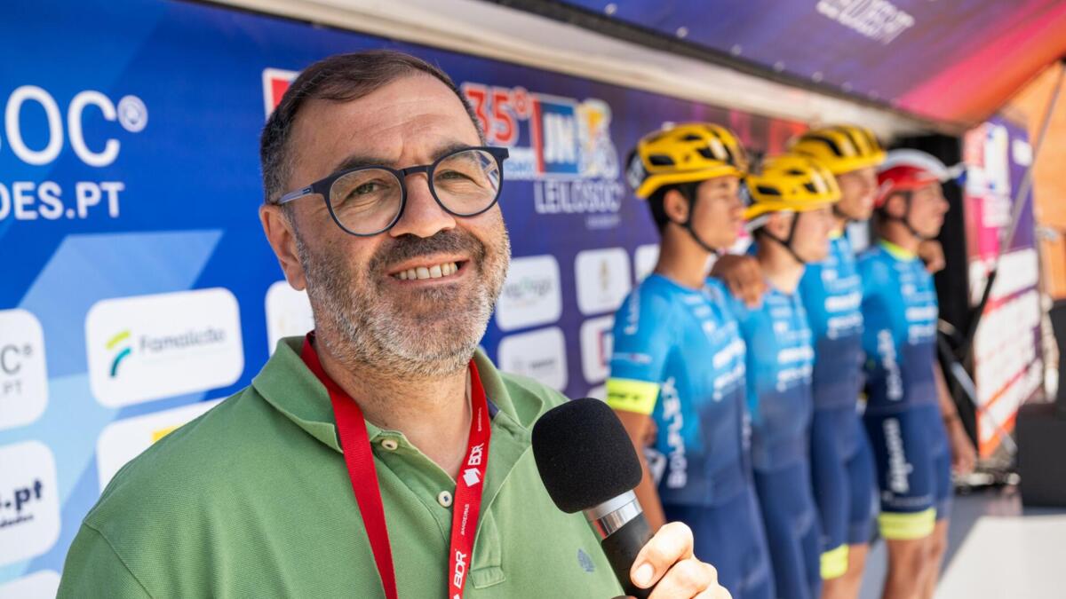 Onde há ciclismo, há uma voz que o conta. Armando César é a banda ...
