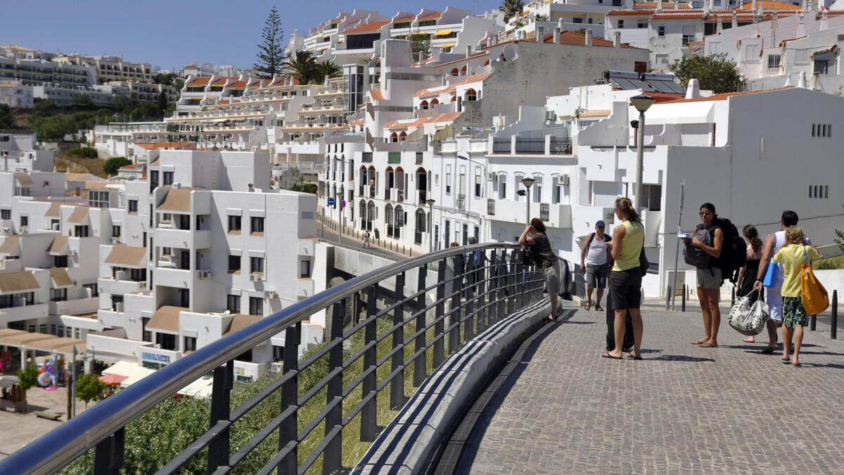 "No verão vai ser o pandemónio." Hoteleiros do Algarve receiam mais ...